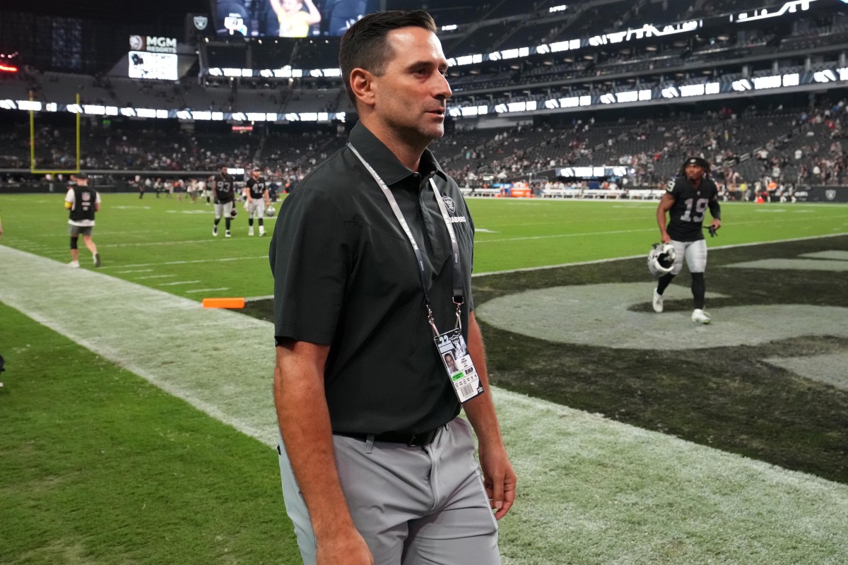 Las Vegas Raiders Dave Ziegler on Silver and Black linebacker room ...