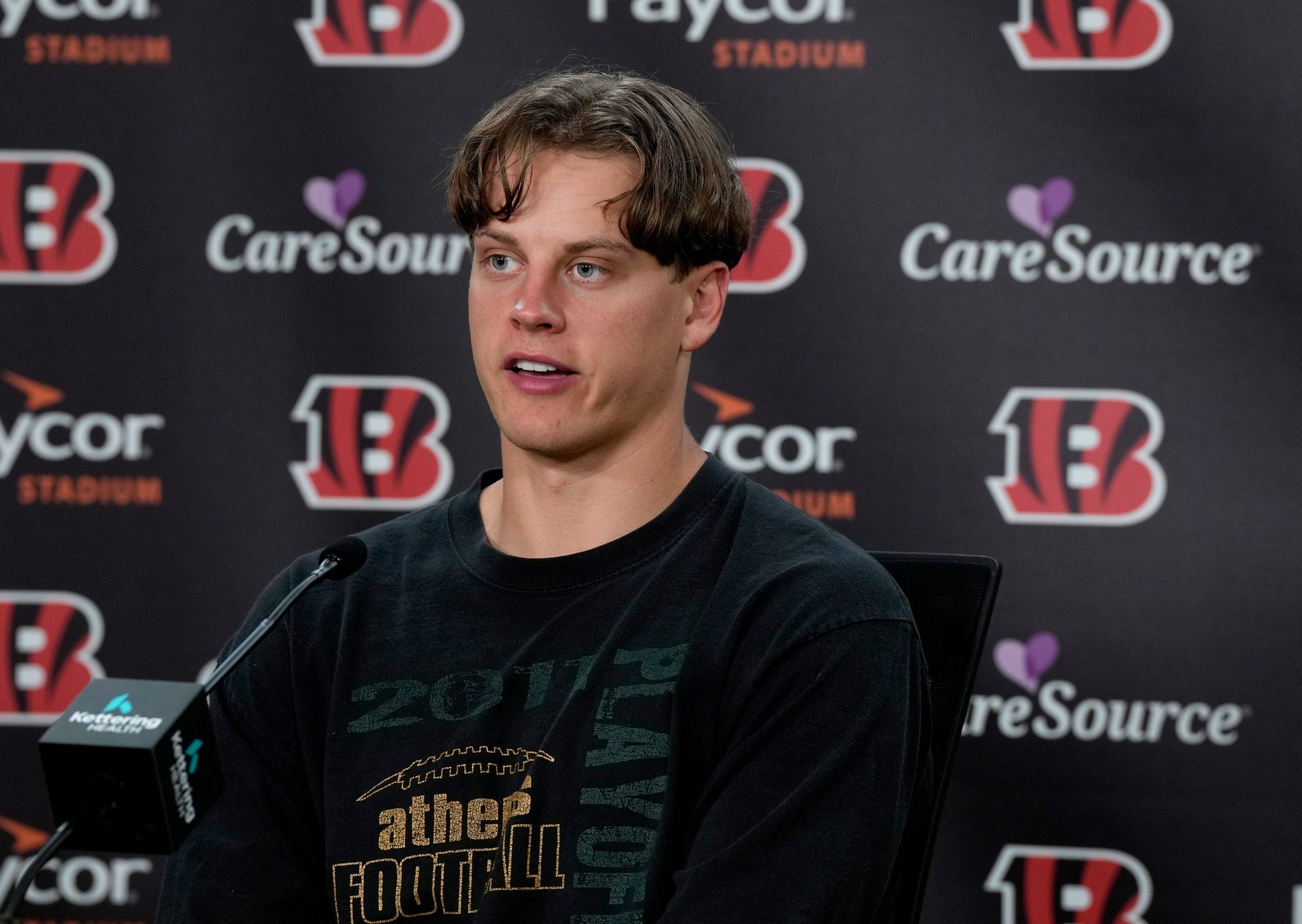 Joe Burrow Takes Pictures With Mike Brown, Cincinnati Bengals Ownership ...