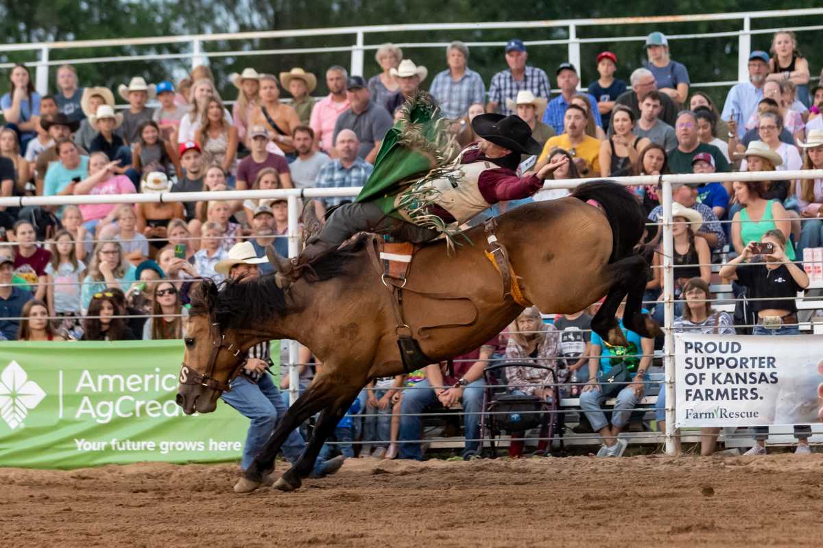 Dean Thompson Takes Over Bareback Riding Lead at Pendleton Round-Up ...