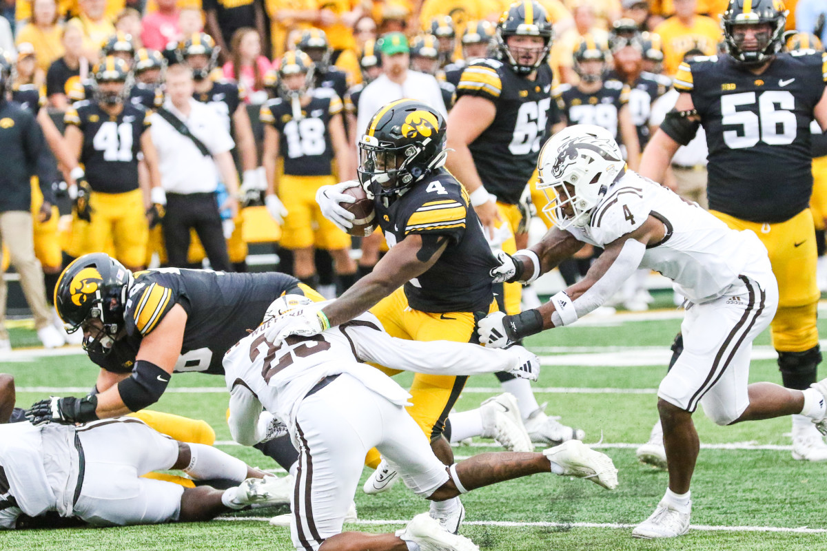 Iowa Offense Finds 2nd-Half Spark - Sports Illustrated Iowa Hawkeyes ...