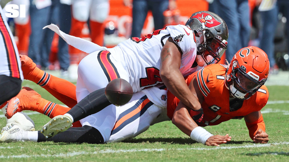 Justin Fields Struggles for Chicago Bears - Sports Illustrated