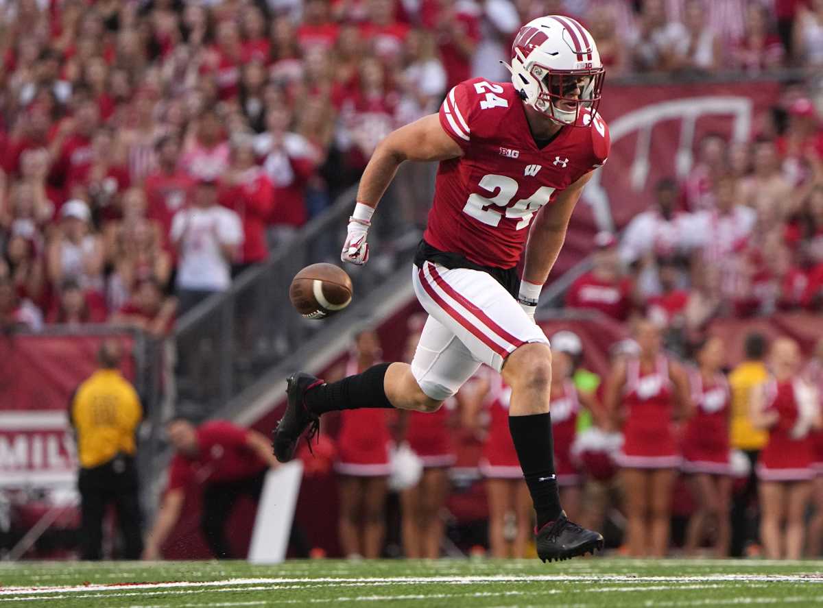 #24 Hunter Wohler: Wisconsin Badgers' Player Spotlight- A Blend of ...
