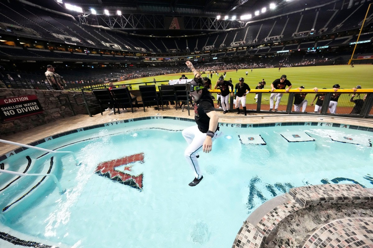 Dodgers NLDS: Diamondbacks Crew Seen Prepping Chase Field Pool for ...