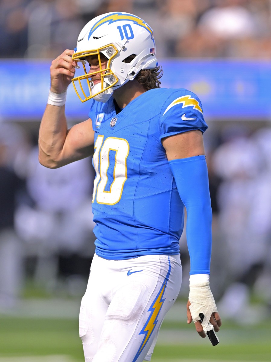 Chargers News: Justin Herbert Injured Finger Won't Be an Issue for ...