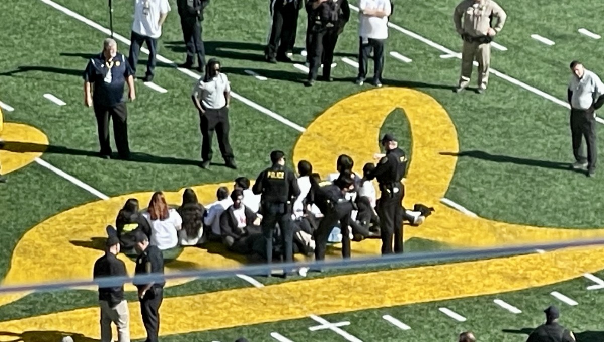 Start of Cal Game Delayed by Protesters - Sports Illustrated Cal Bears ...
