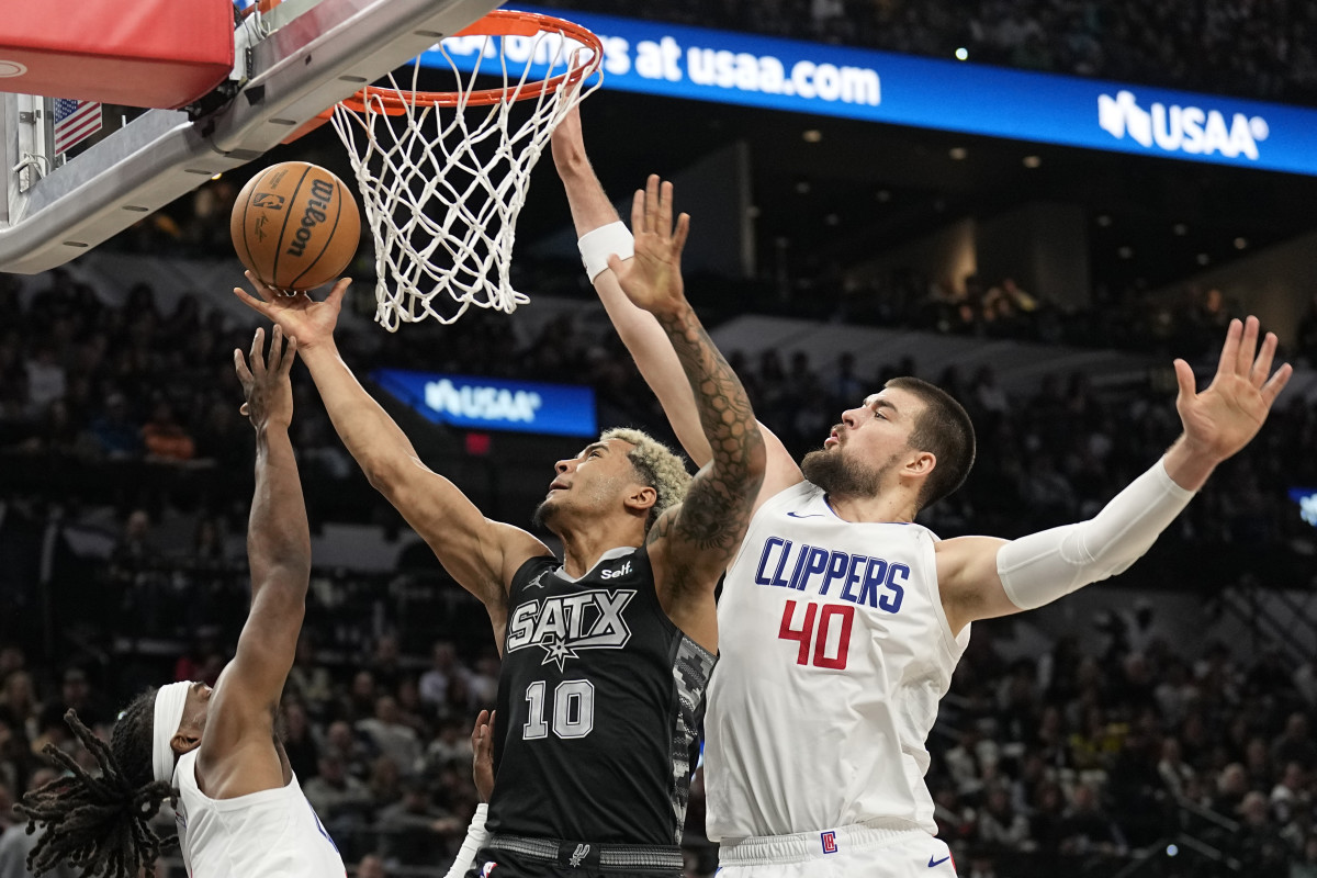 San Antonio Spurs' Jeremy Sochan Emerging as Leader Despite Los Angeles ...