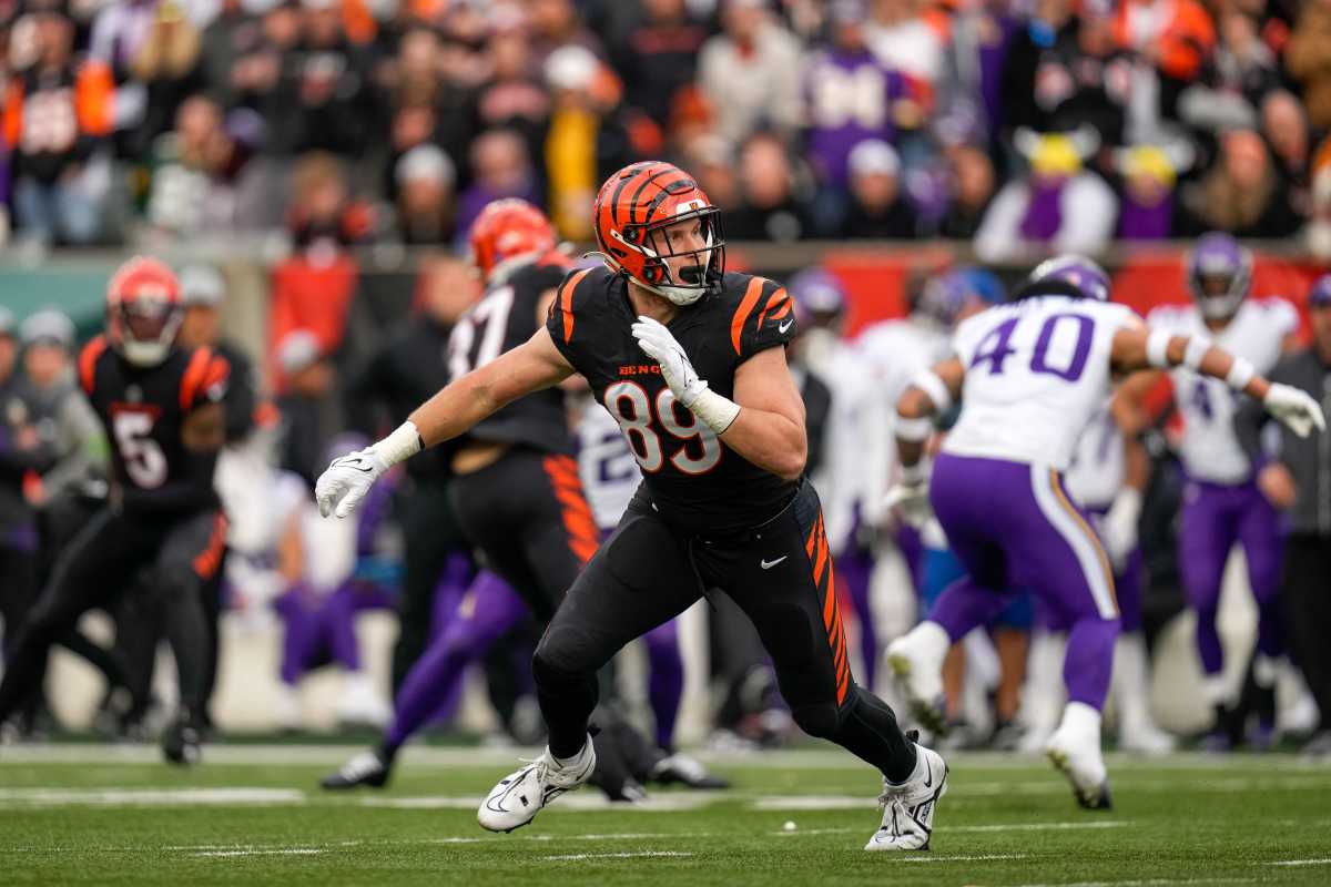 Look: Cincinnati Bengals Tight End Drew Sample Passes Out Toys to Kids ...