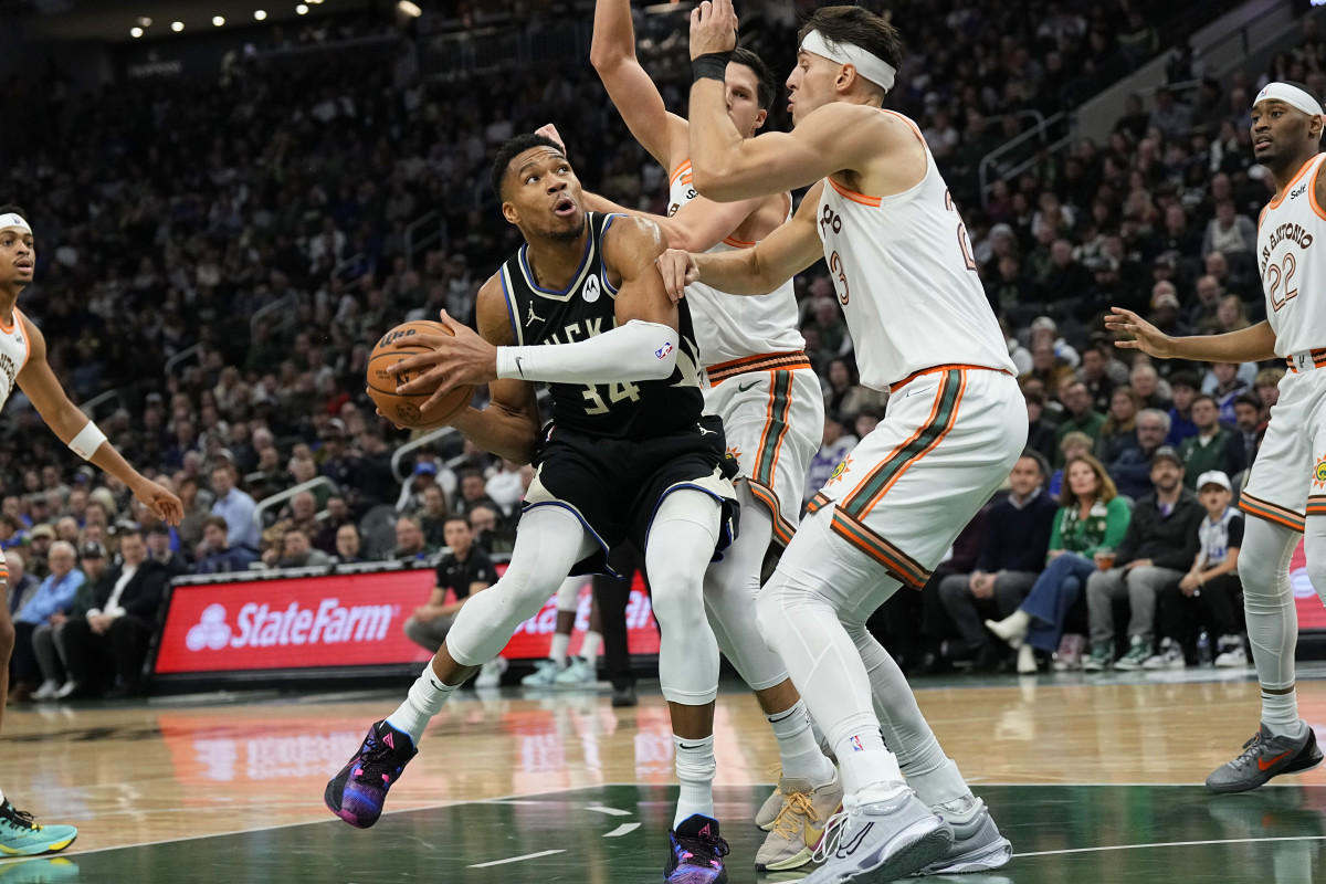 San Antonio Spurs Play Like 'Deer in Headlights' vs. Milwaukee Bucks ...