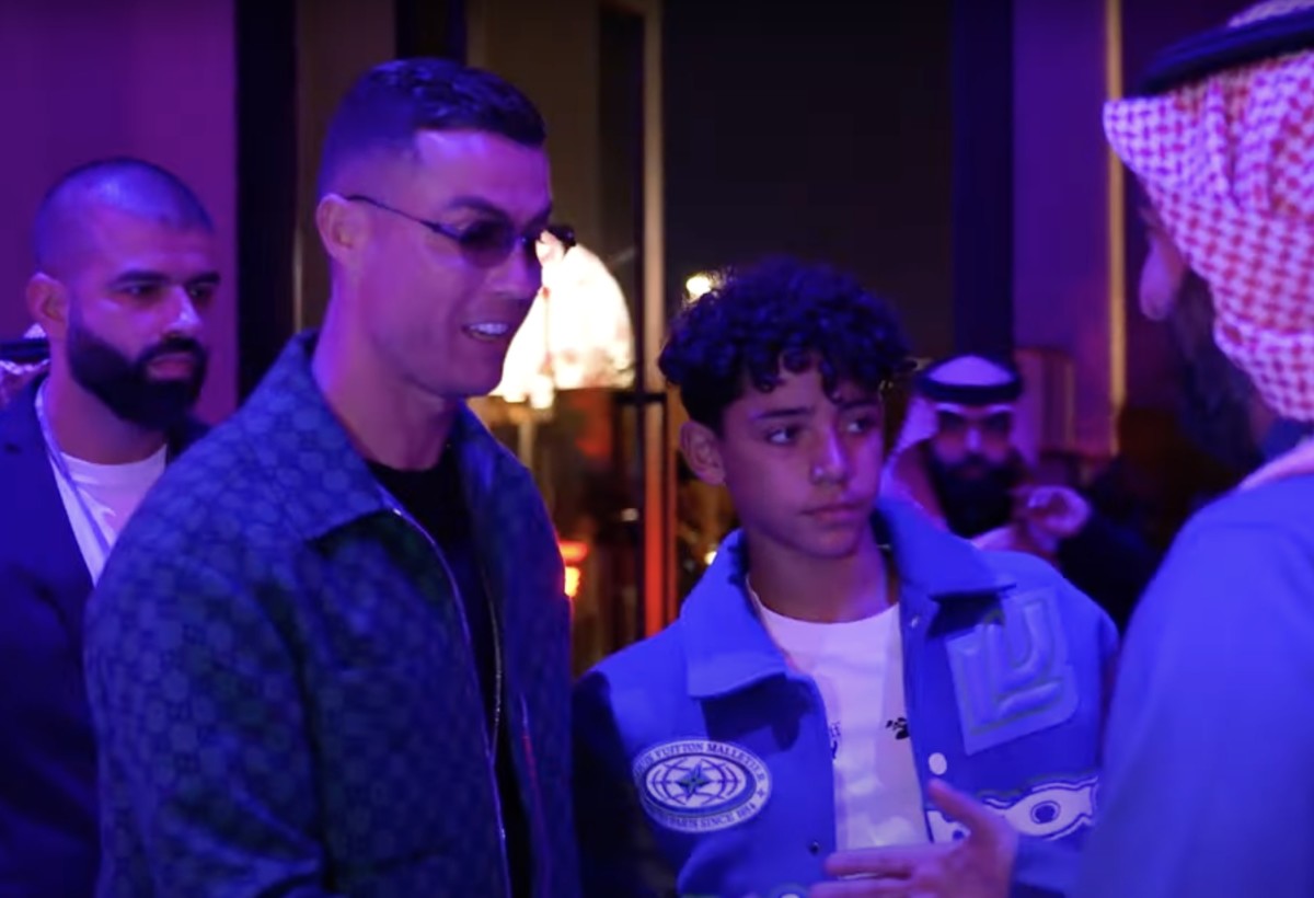 Cristiano Ronaldo and son attend Saudi Arabia boxing event - Futbol on ...