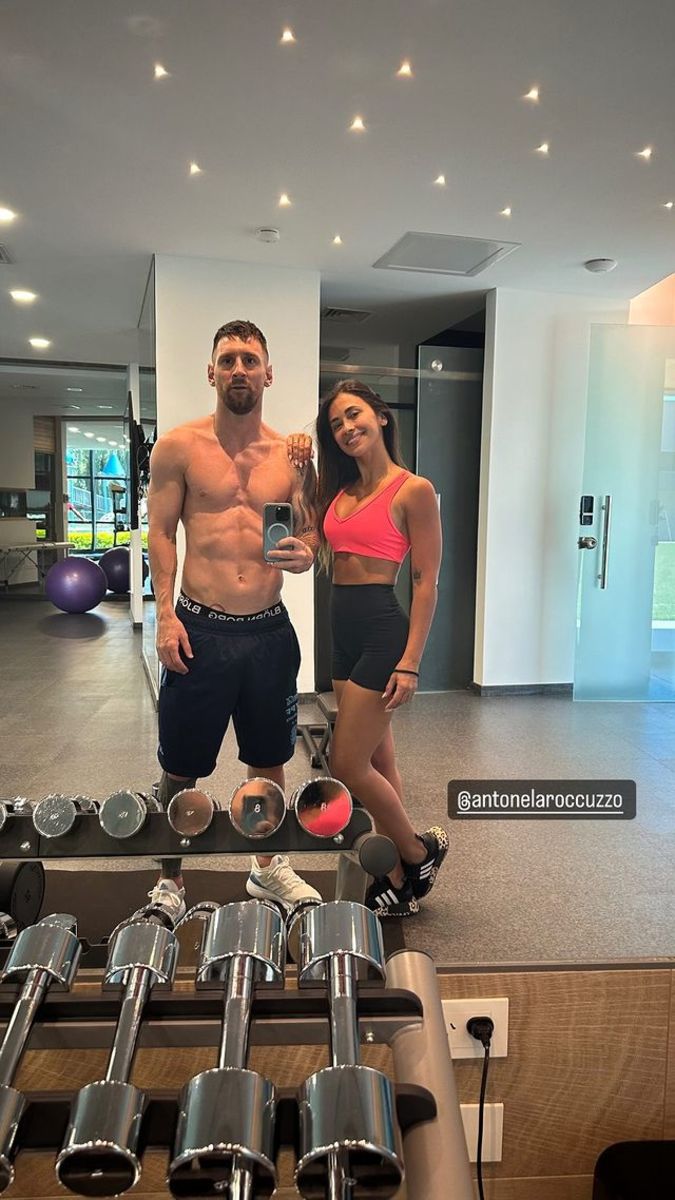 Lionel Messi And Wife Antonela Roccuzzo Pose For Gym Selfie As Inter ...