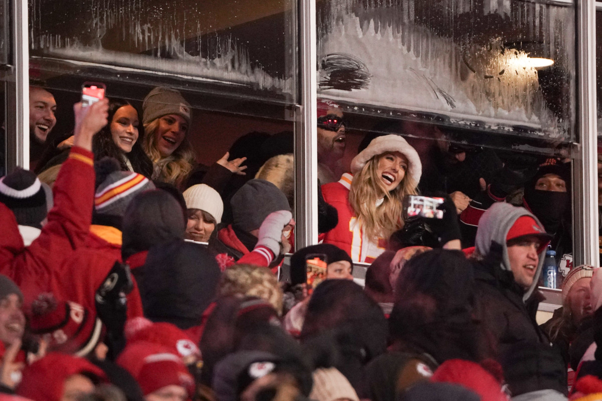 Look: Pop Music Star Taylor Swift Rocks Custom Travis Kelce Jersey ...