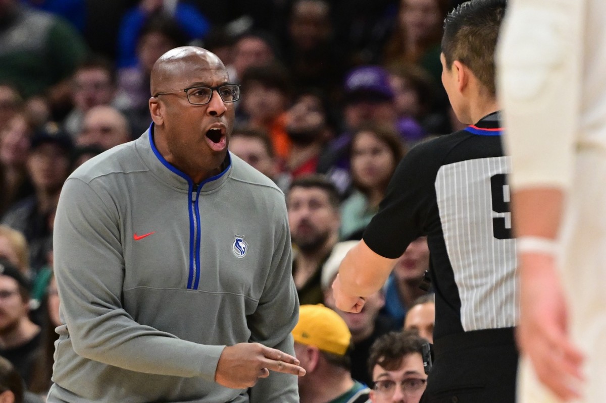 Mike Brown vents his frustration over questionable foul calls vs. Bucks ...