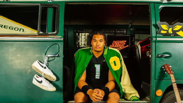 Matayo Uiagalelei, 5-star edge-rusher, wears Oregon Ducks gloves in ...