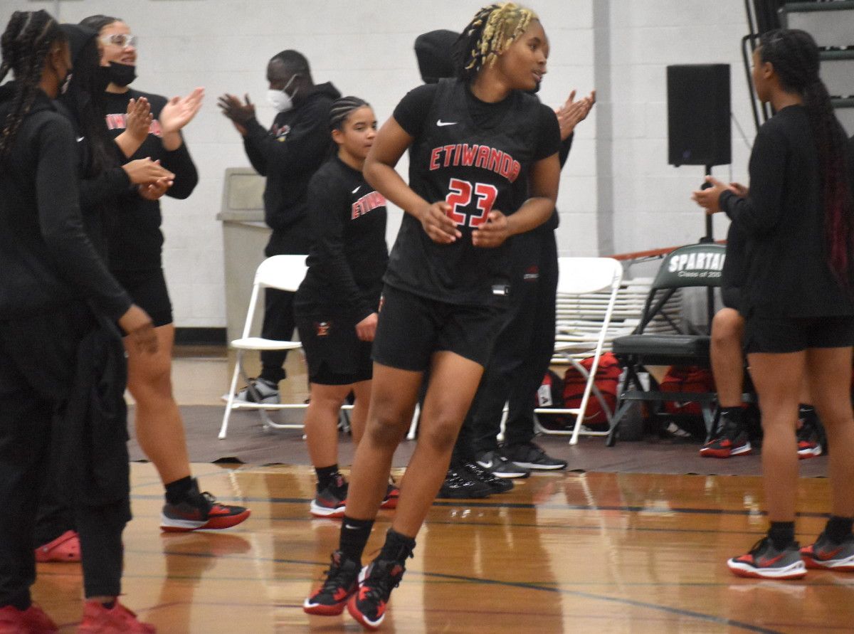 Photos: Etiwanda and Orangewood Academy battle at Presión Showcase ...
