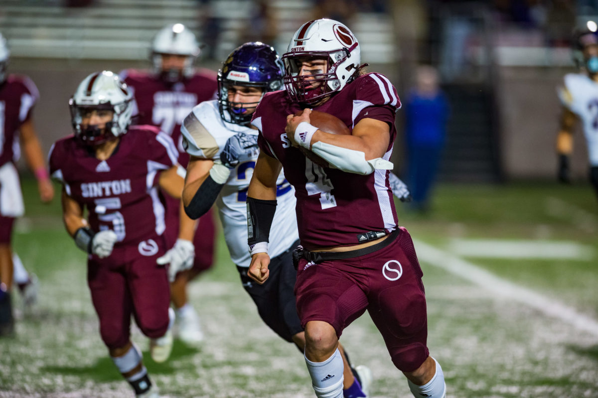 Geronimo Navarro stuns Sinton in overtime in Texas 4A football regional ...