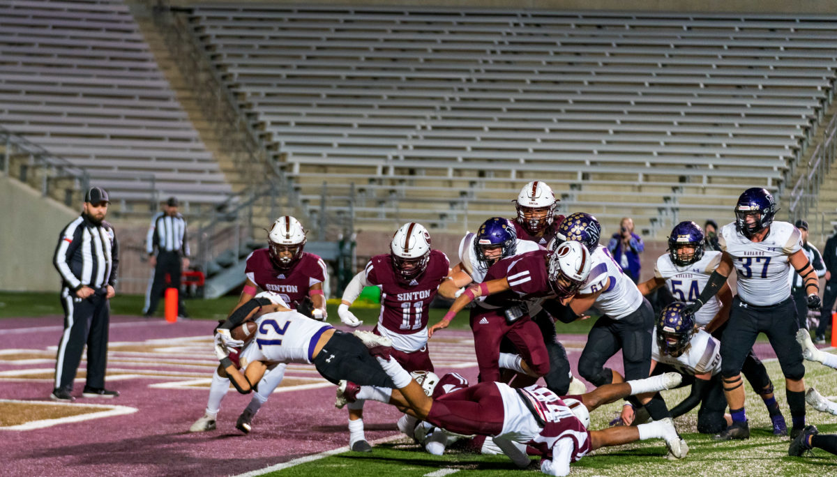 Geronimo Navarro stuns Sinton in overtime in Texas 4A football regional ...