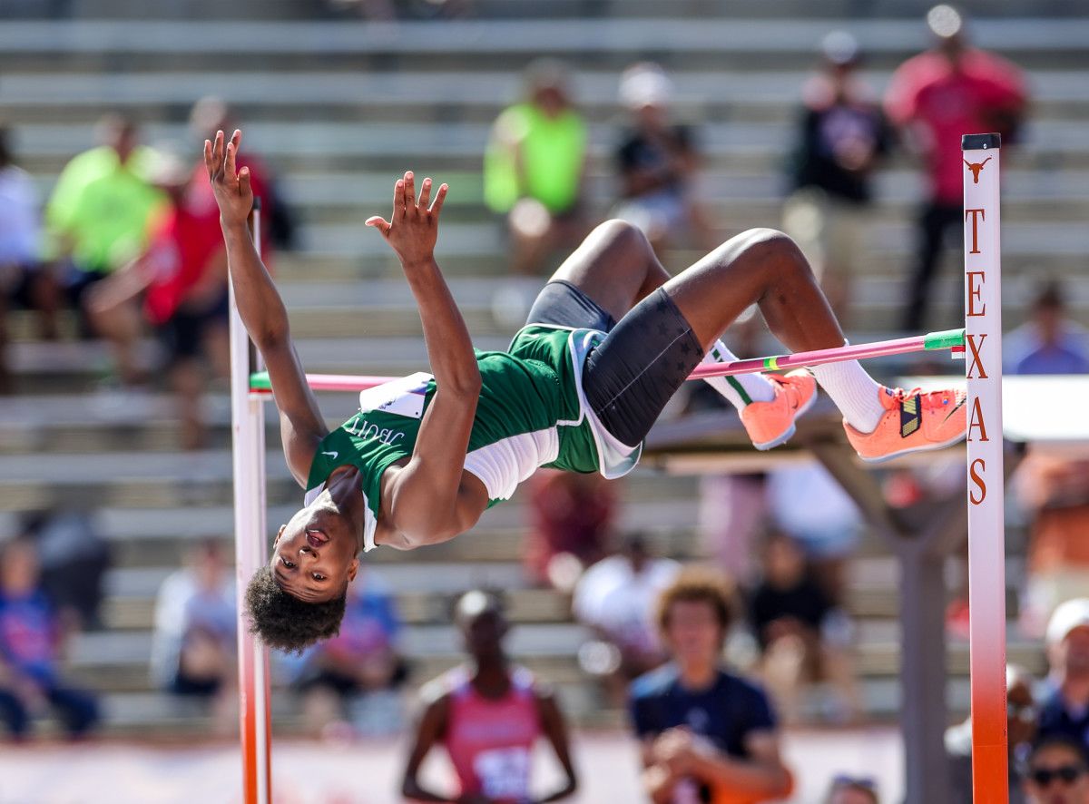Look: Jelani Watkins leaves pack behind to win 200-meter dash at Texas ...