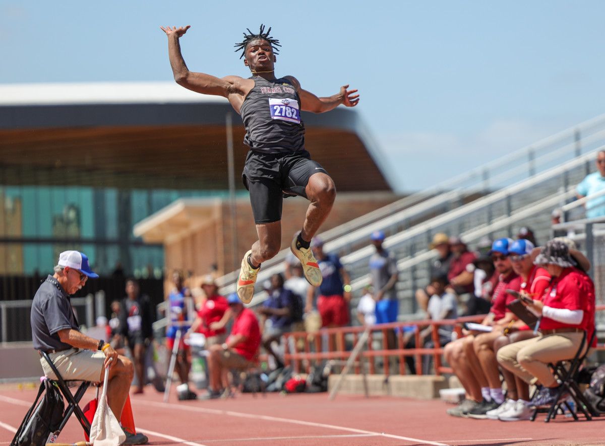 Look: Jelani Watkins leaves pack behind to win 200-meter dash at Texas ...
