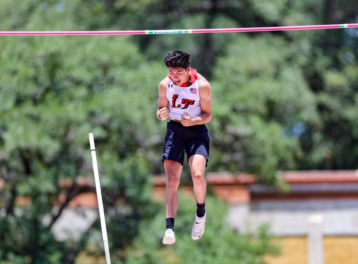 Look: Jelani Watkins leaves pack behind to win 200-meter dash at Texas ...