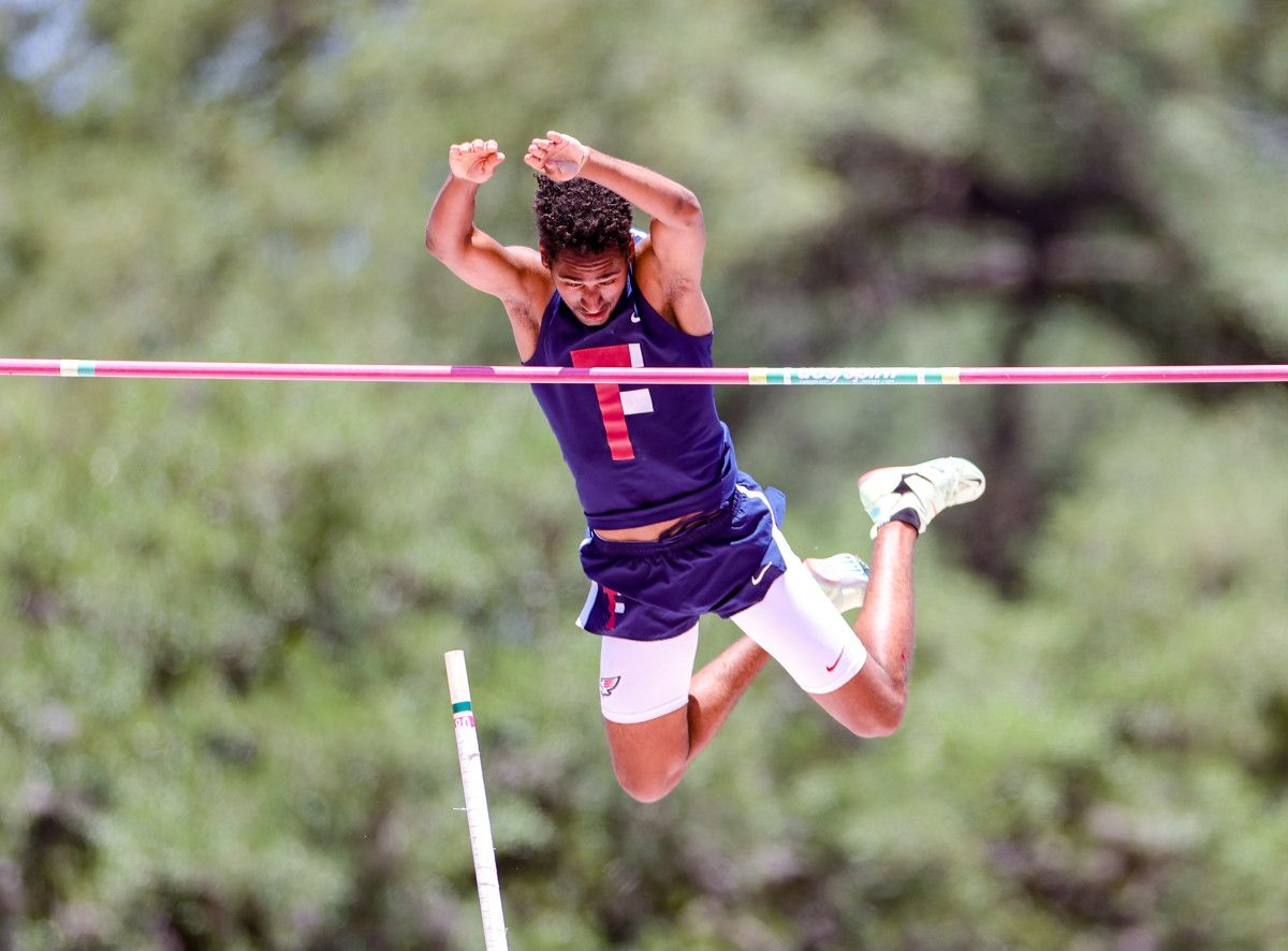 Look: Jelani Watkins leaves pack behind to win 200-meter dash at Texas ...