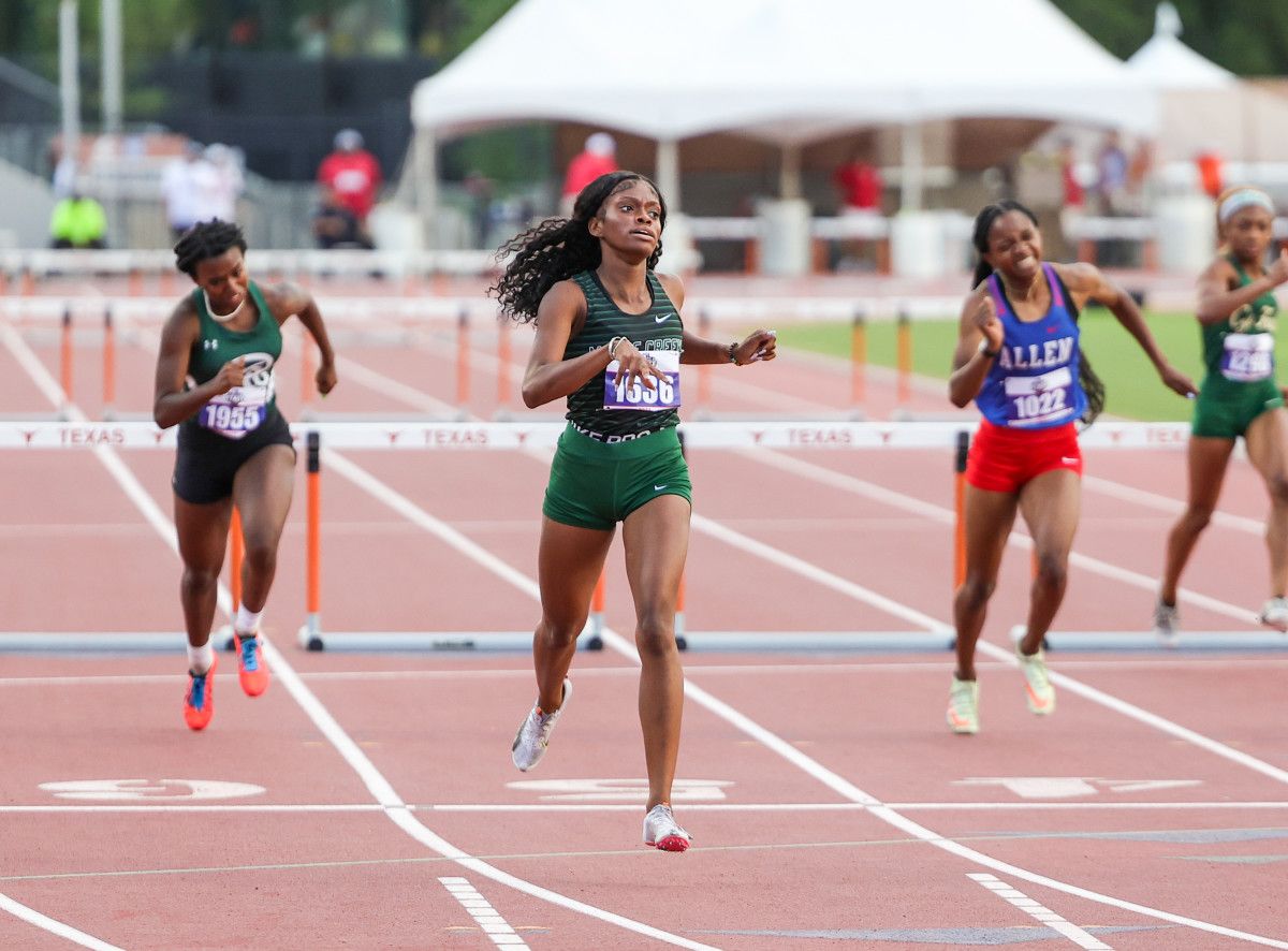 Look: Jelani Watkins leaves pack behind to win 200-meter dash at Texas ...