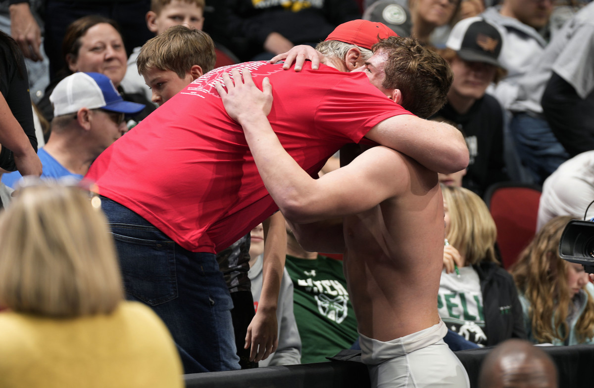 Iowa City's Ben Kueter finishes high school wrestling career undefeated ...