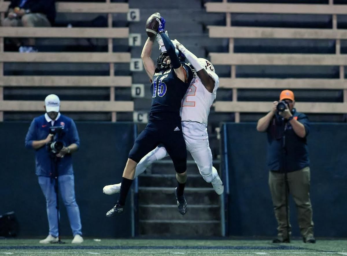 Photos: Big game-tested Eastside Catholic survives Garfield test in ...