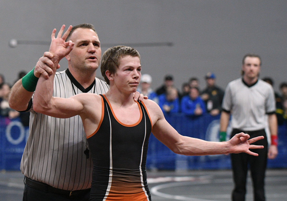 Roseburg’s Gage Singleton fights off freshman challenger for 3rd state title: Oregon wrestling ...