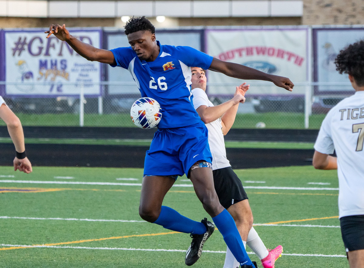 Flory Bidunga, 5-star Kansas basketball commit, towers over opponents ...