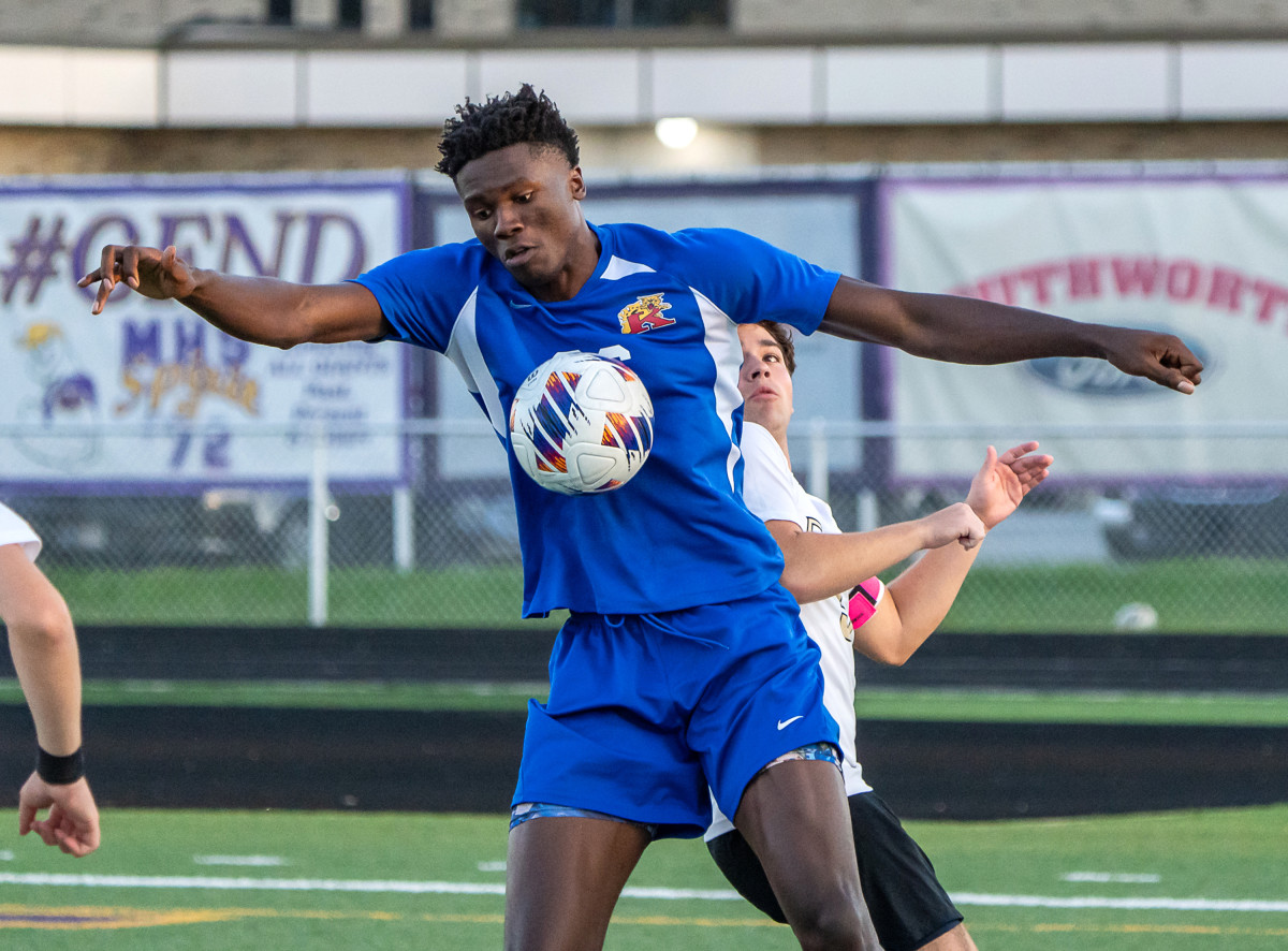 Flory Bidunga, 5-star Kansas basketball commit, towers over opponents ...