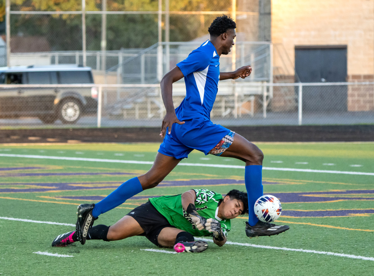Flory Bidunga, 5-star Kansas basketball commit, towers over opponents ...