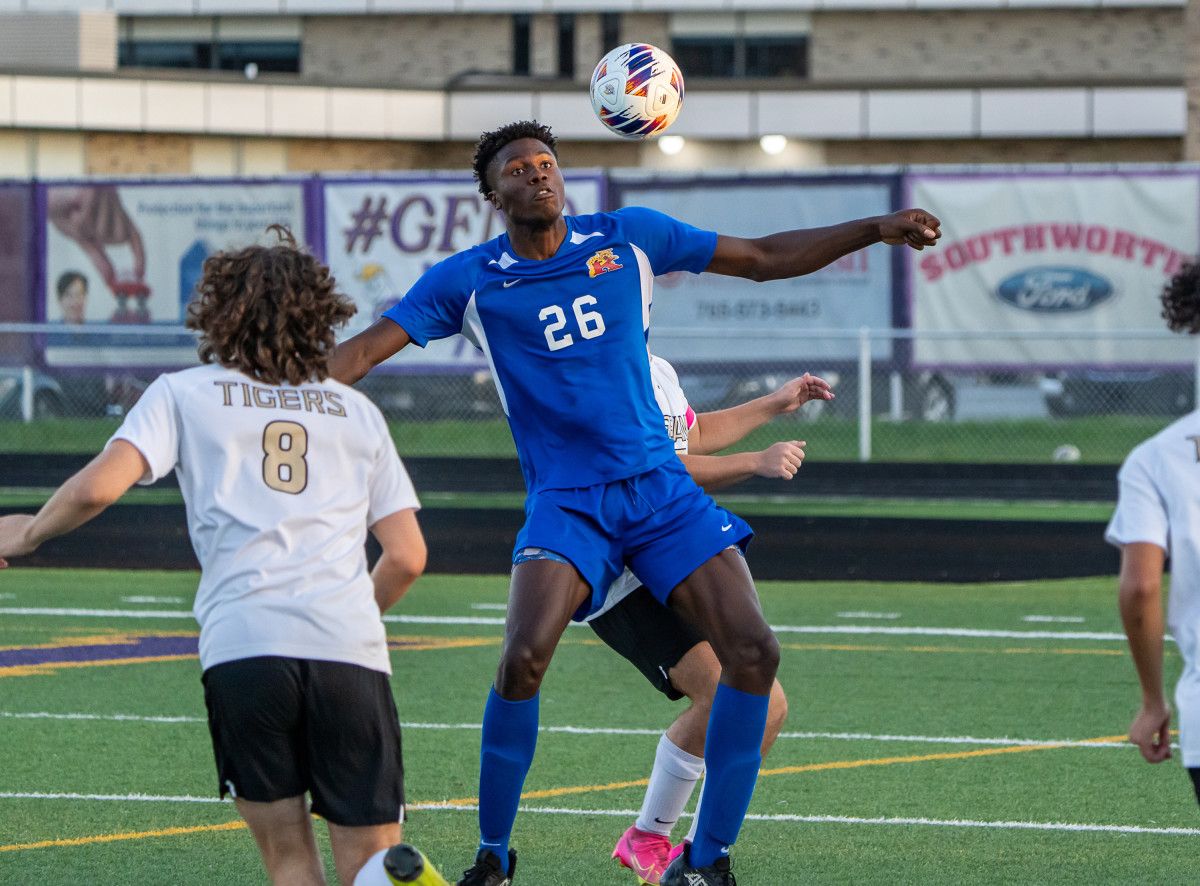 Flory Bidunga, 5-star Kansas basketball commit, towers over opponents ...