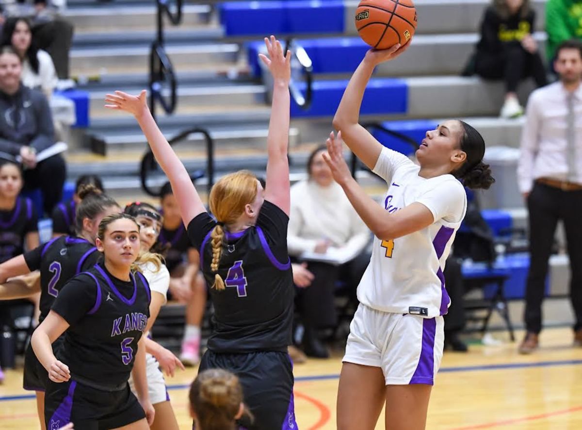 Look: Lake Washington girls deal Sumner first basketball loss at MLK ...