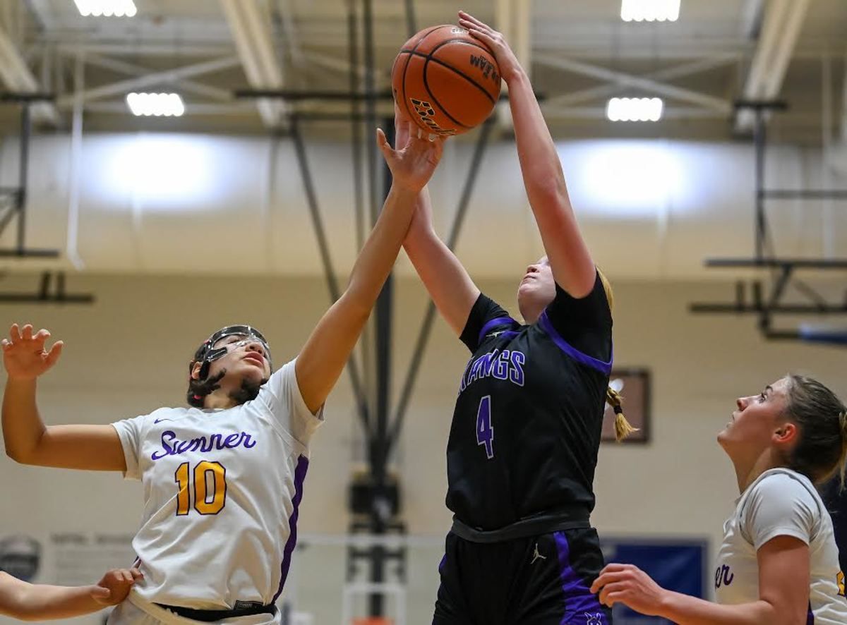Look: Lake Washington girls deal Sumner first basketball loss at MLK ...
